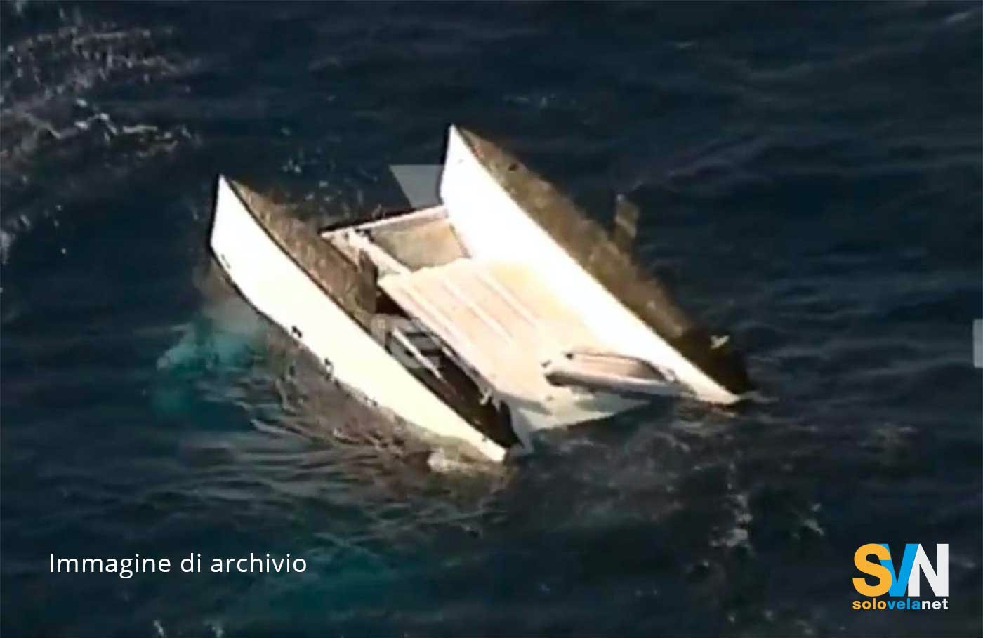 Incidente mortale in Atlantico: Catamarano si capovolge e lo skipper muore