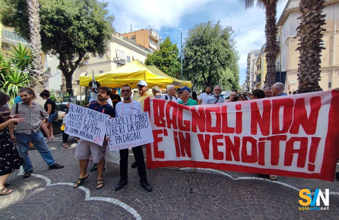 Bagnoli, la popolazine in piazza contro la Coppa America